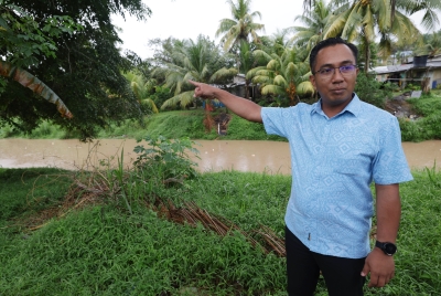 Kg Sungai Tiram villagers say foul smell like sewage, chemicals | Malay Mail