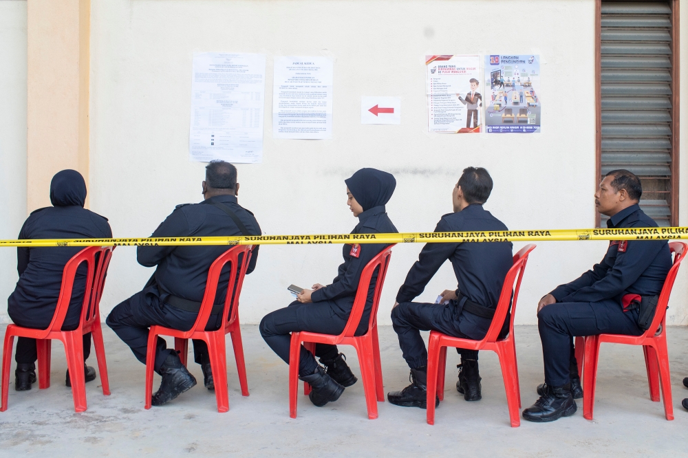 Total of 260 early voting centres open at 8am in six states | Malay Mail