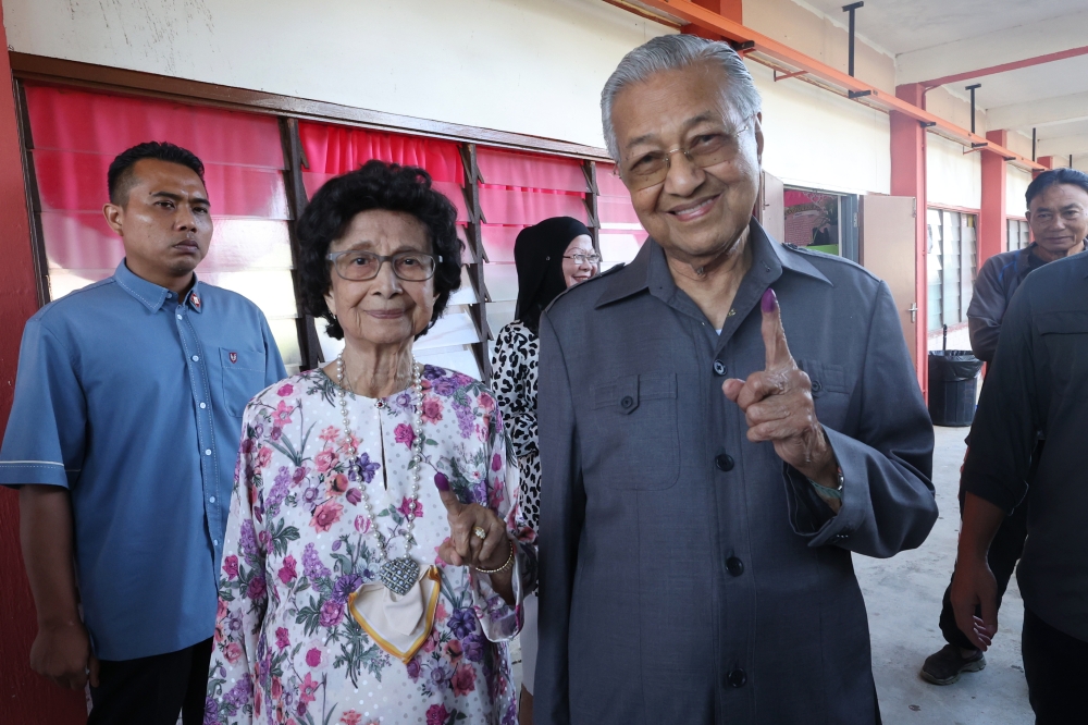 Dr Mahathir and wife Dr Siti Hasmah cast their ballots in Anak Bukit ...