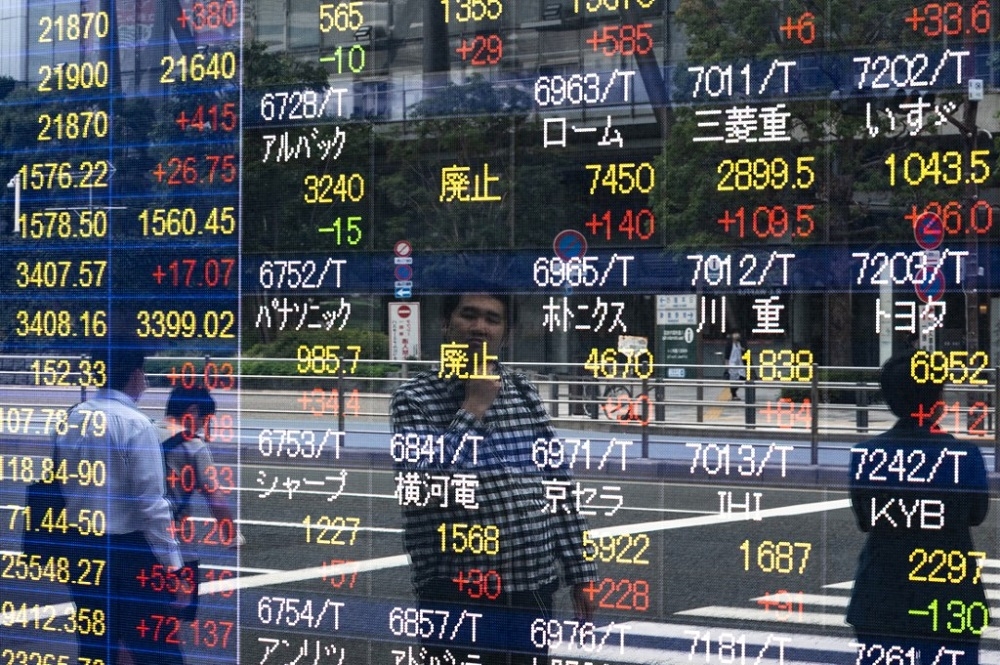 Asia stocks stall at one-month lows as slowing China cuts rates | Malay ...