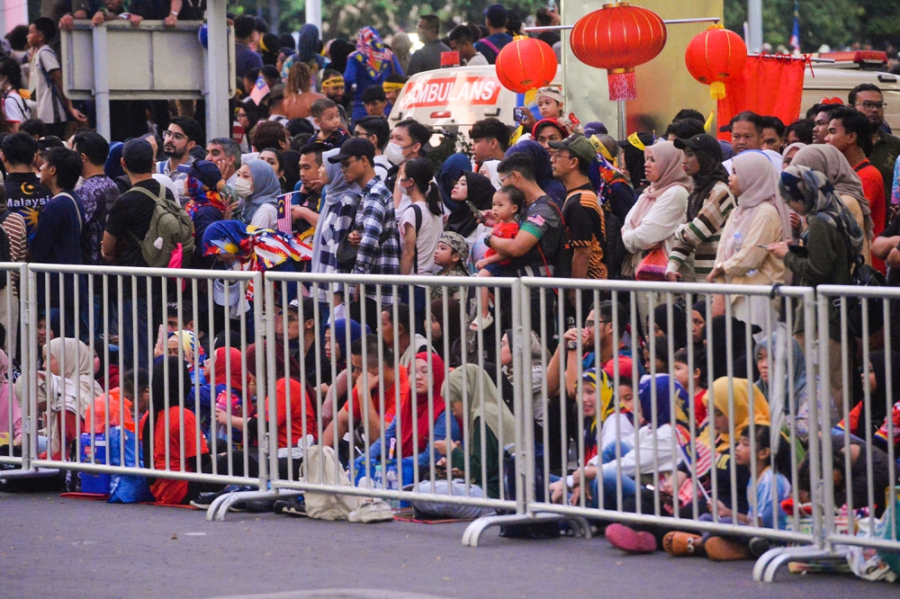 Thousands throng Putrajaya on Merdeka Day in display of national pride ...