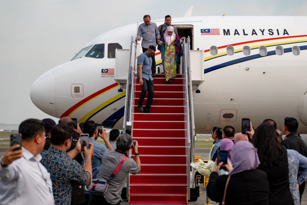 PM Anwar arrives home after leading Malaysian delegation to UN General ...