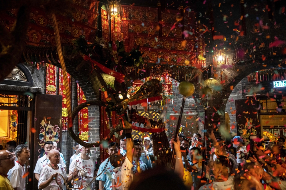 Hong Kong revives ‘living tradition’ of fire dragon dance | Malay Mail