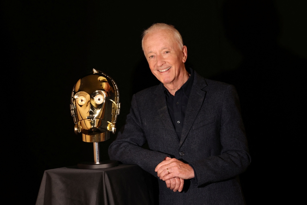 C-3PO’s head, ‘Titanic’ costumes for sale at Propstore film auction ...