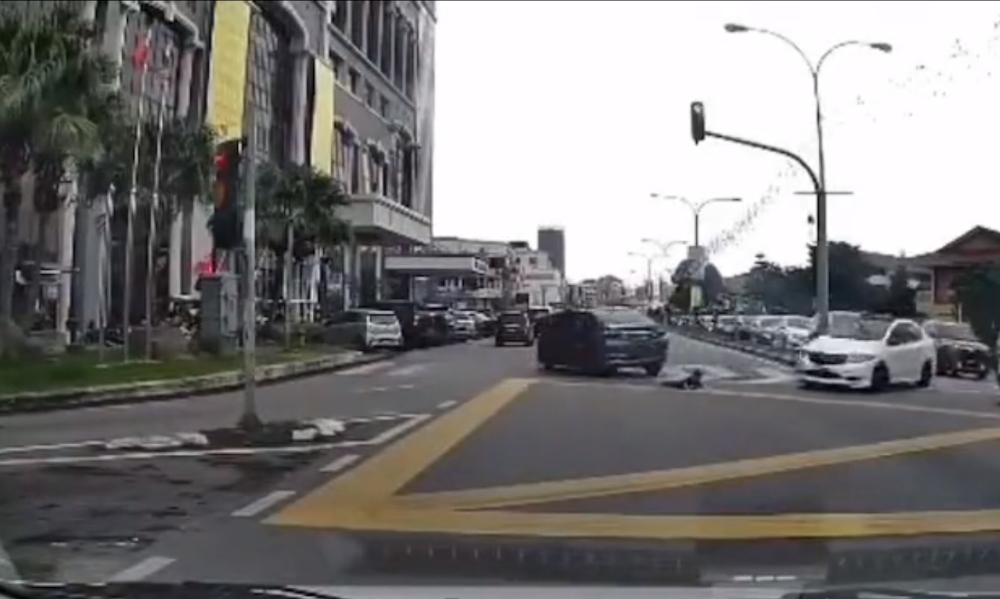 Child falling out of moving car: Kelantan cops tracking down vehicle ...