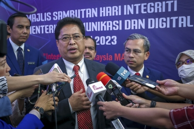 Azam Baki: PM Anwar has given MACC ‘green light’ to probe any minister ...