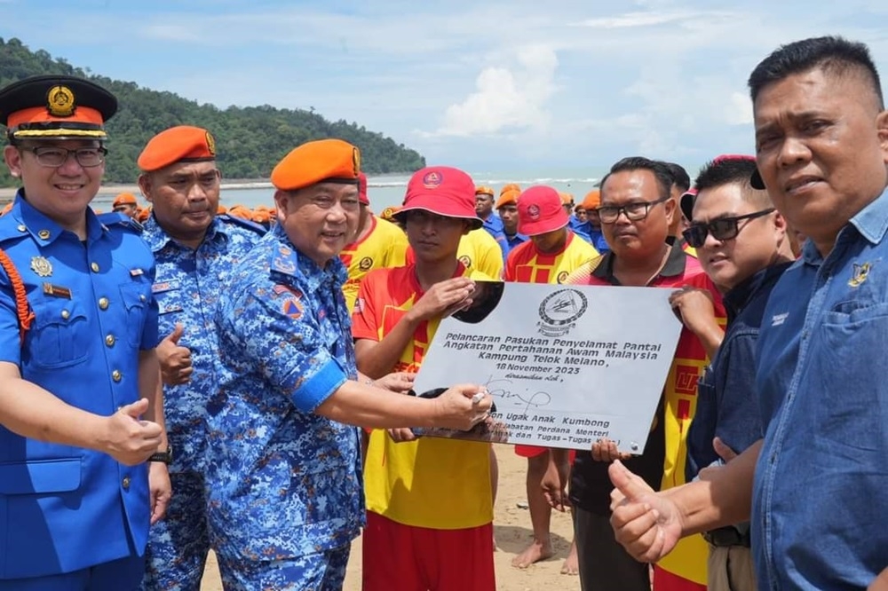 Sarawak Civil Defence Force launches Telok Melano beach lifeguard team ...