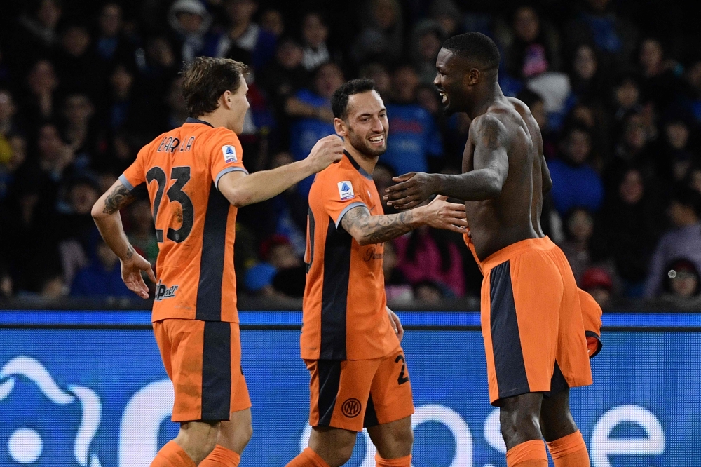 Inter make title statement by thumping troubled champions Napoli ...