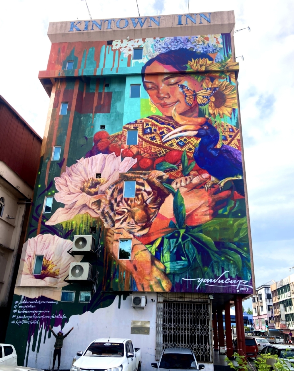 Mural artist transforms Bintulu building wall into stunning artwork ...