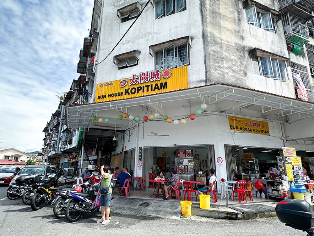 A tale of two prawn noodles in Ampang Mewah's Sun House Kopitiam | Malay Mail