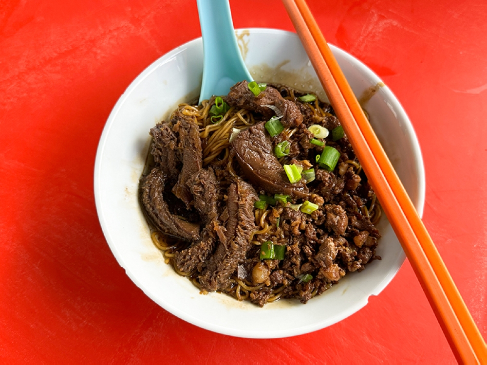 Grab a bowl of beef tripe noodles or creamy curry mee at this roadside ...