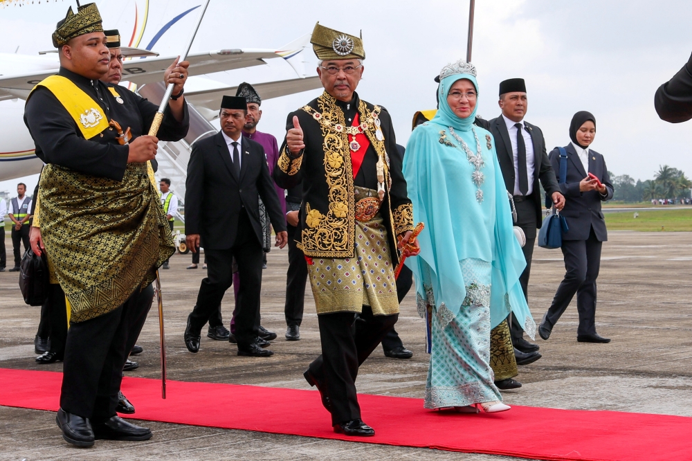Al-Sultan Abdullah, Tunku Azizah arrive in Pahang | Malay Mail