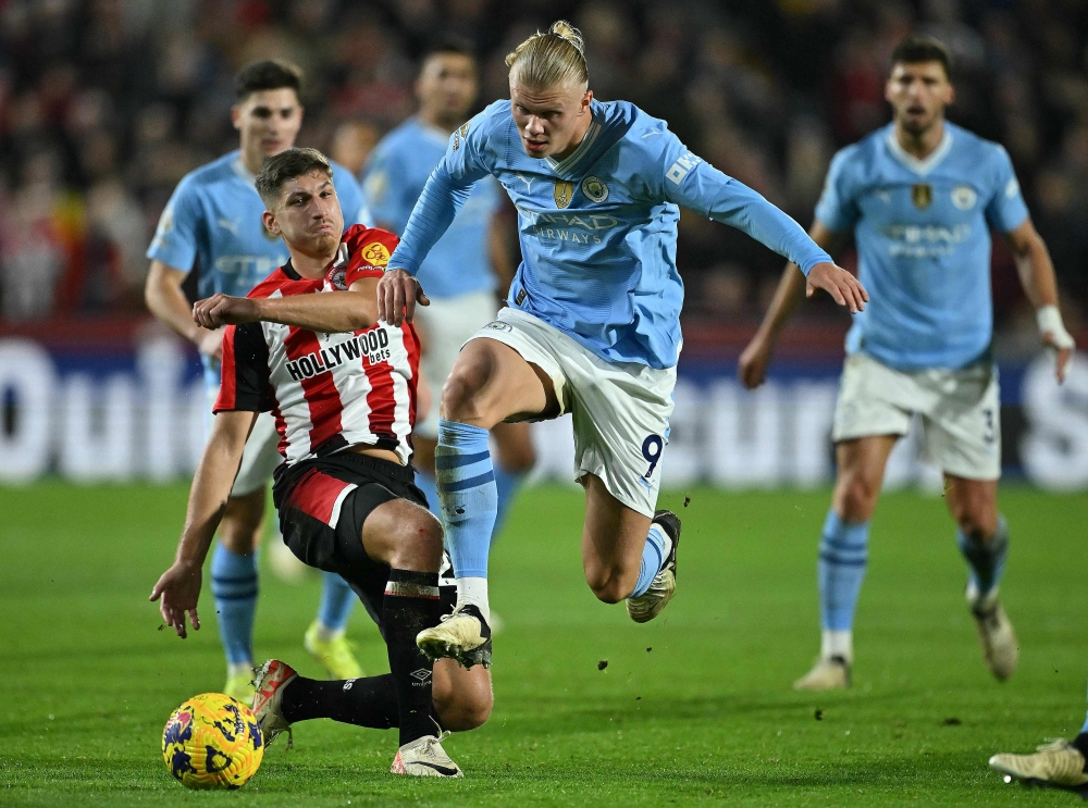 Foden hat-trick hauls Man City within two points of Premier League lead ...