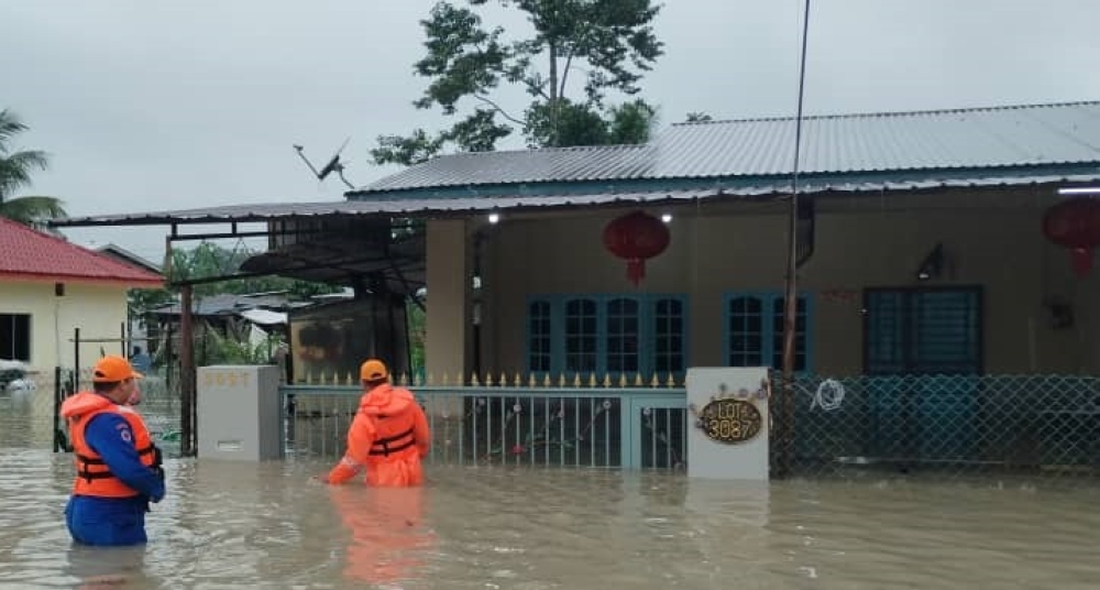 At least 45 houses in Batu Kawa inundated, flood waters up to 1.2 ...