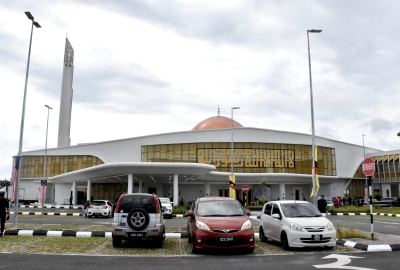 Al-Madinah Al Husna Mosque in Sibu Jaya: Malaysia’s first mosque ...