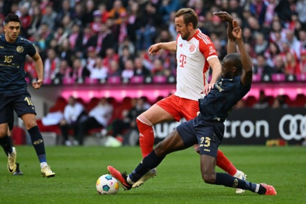 Kane equals 60-year-old record as eight-goal Bayern keep hopes alive ...