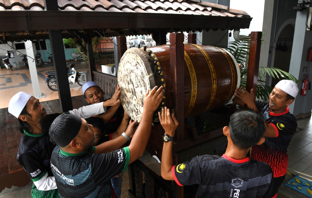Cherok Tokun Bawah Jamek Mosque revives tradition of beating ‘beduk ...