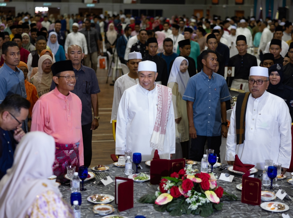 ‘Allah’ socks: DPM Zahid reminds supermarkets not to repeat mistake ...