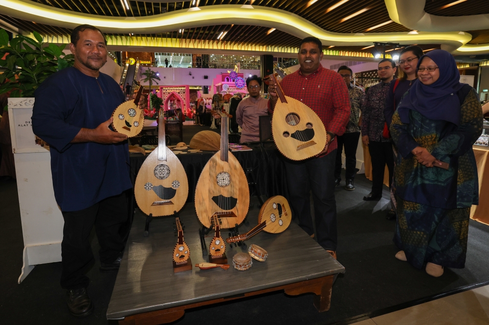 Johor exco calls on handicraft entrepreneurs to tap into online market ...