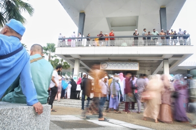 Full house in Klang Valley mosques on first day of Aidilfitri despite ...