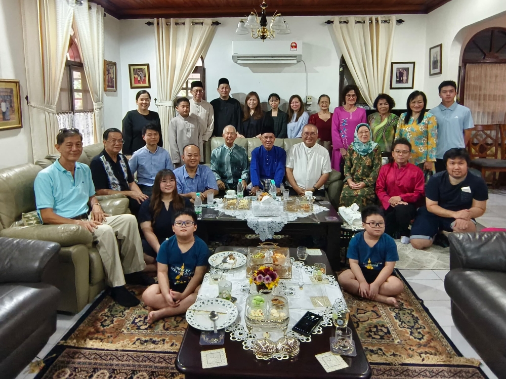 Open house visiting during festive occasions helps build closer bonds ...