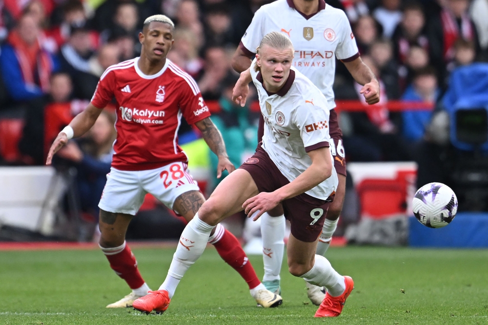 Relentless Man City keep pressure on Arsenal in Premier League title ...