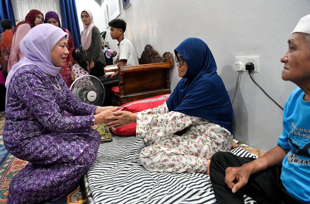 Fallen tree on Jalan Sultan Ismail: Women Ministry will assess aid to ...