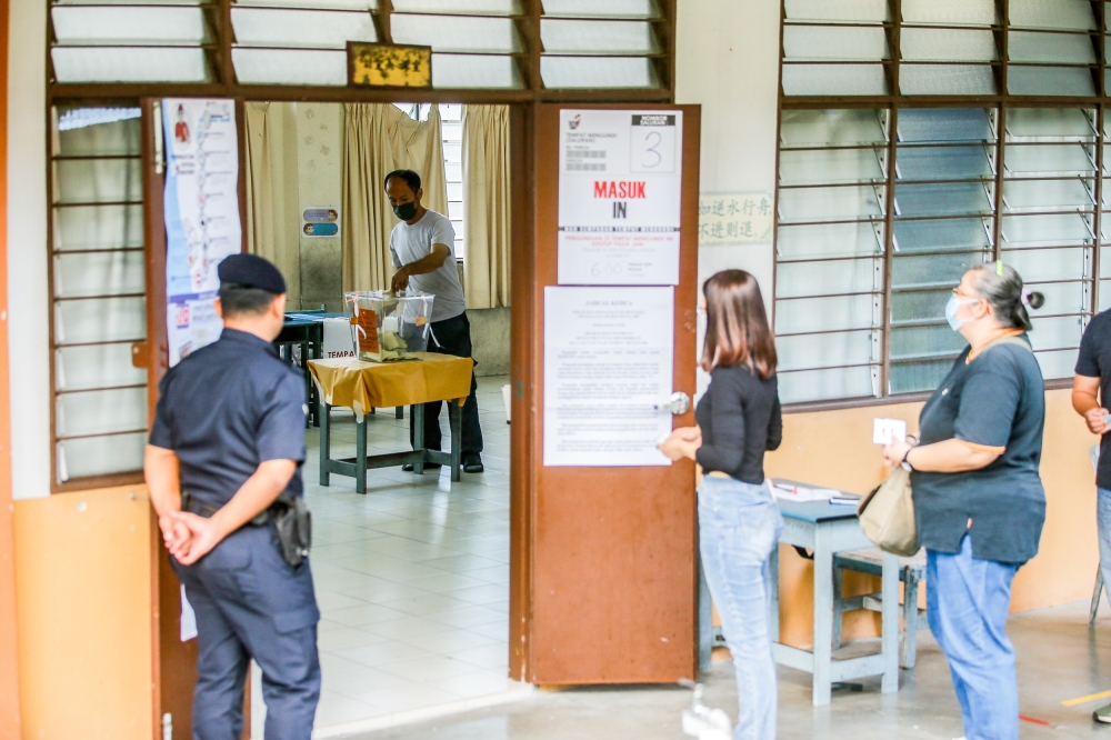 EC deputy chief: Flags OK as long as outside limit at polling centres ...