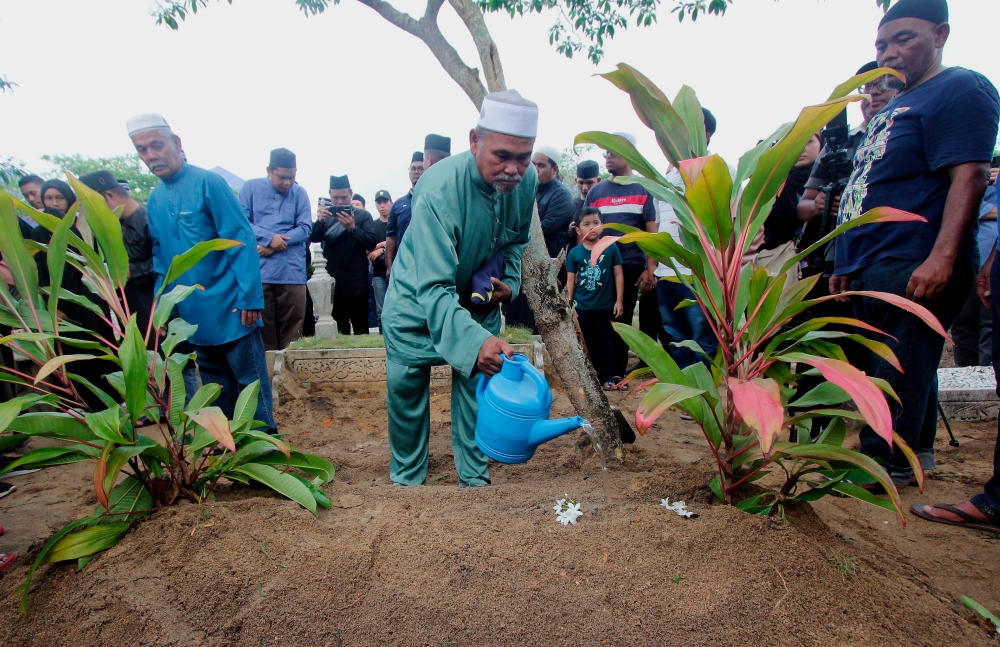 Slain Ulu Tiram cop Constable Muhamad Syafiq buried with PDRM honours in Kuantan | Malay Mail