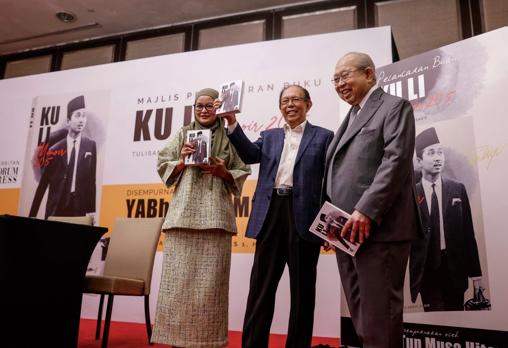 Musa Hitam launches ‘political rival’ Ku Li’s memoir | Malay Mail