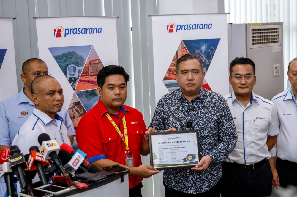 Transport Ministry awards monorail captain for quick action to stop ...