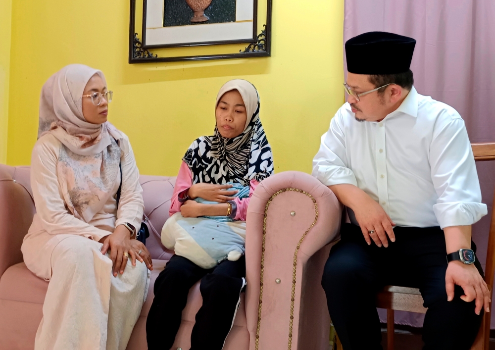 PM Anwar contributes RM40,000 to kin of Rompin bus tragedy fatalities ...