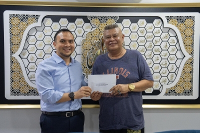 PM Anwar extends donation to ‘Senario’ comedian Azlee Jaafar | Malay Mail