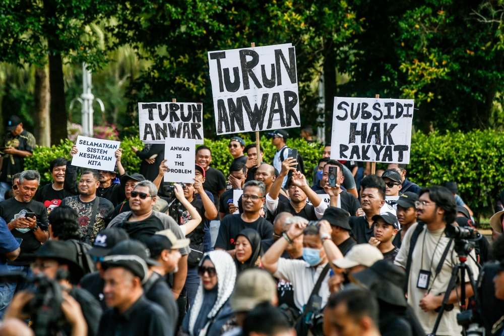 As it happens: YB Viral’s anti-Anwar protest at PM’s Putrajaya official ...