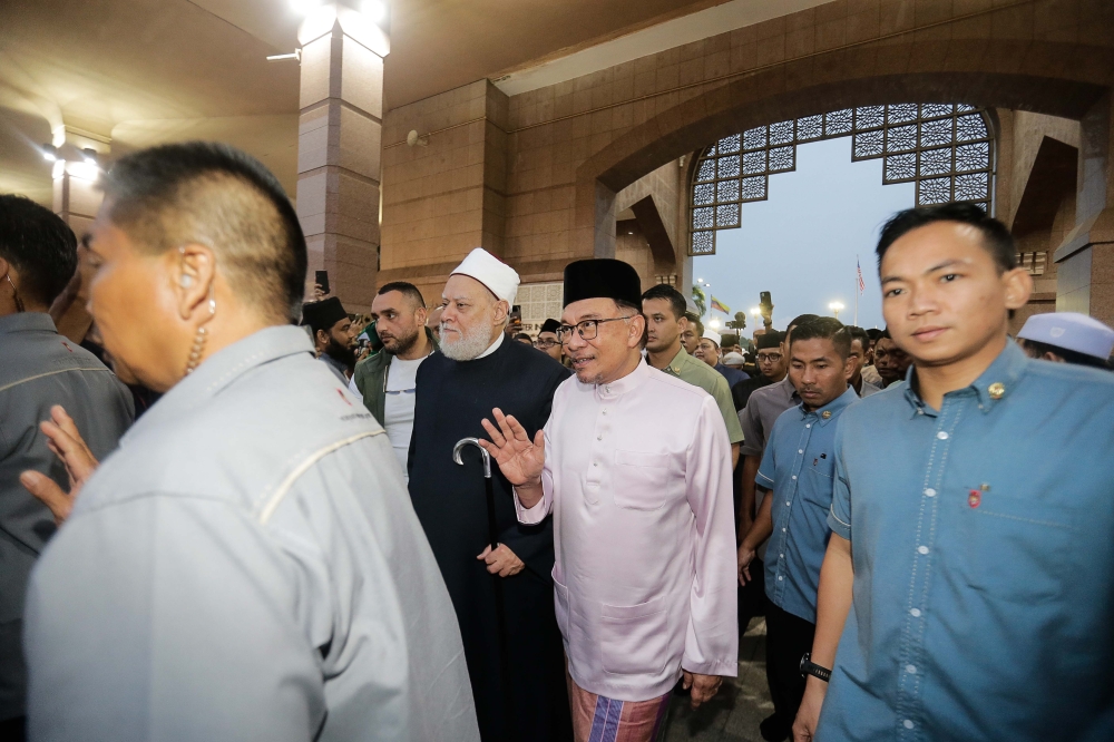 PM says Mufti Bill still in deliberation following resistance to Sunni, Shafie school ...