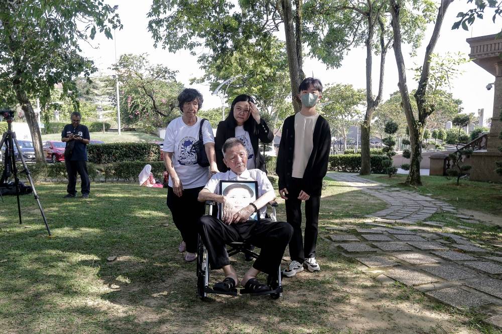 Teoh Beng Hock’s family to police: Focus on MACC officials, leave our ...