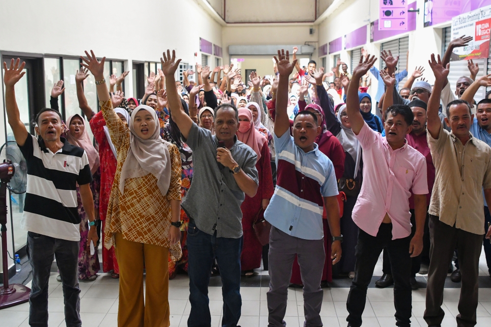 ‘Bye Bersatu’: Jeli division dissolved after over 1,000 members quit ...