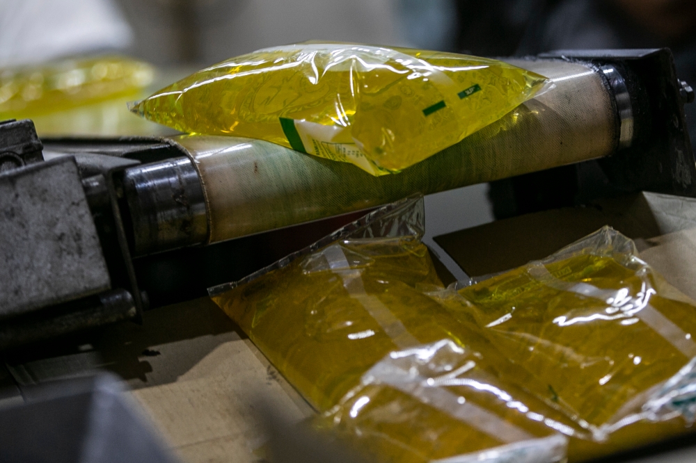 Trade Ministry busts syndicate for repackaging subsidised cooking oil ...