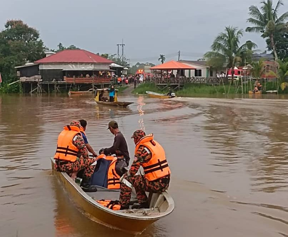 Boat ferrying 18 students sinks in Sarawak, three still missing | Malay ...