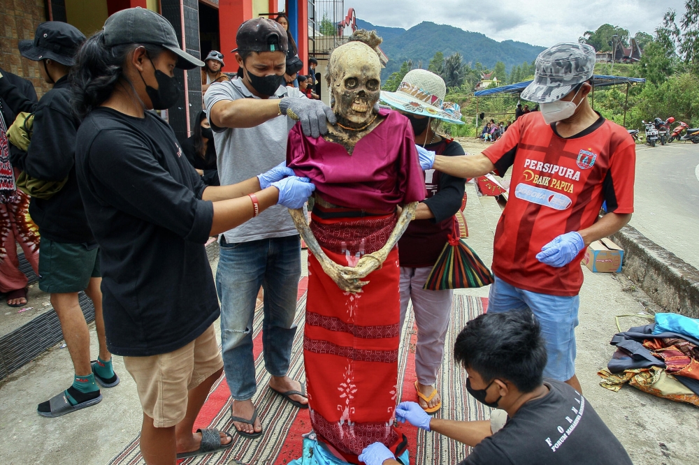 How bond lasts beyond death: In Indonesia, Toraja people dress up the ...
