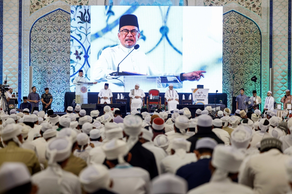 PM Anwar urges tahfiz students to uphold true Islamic teachings amid ...