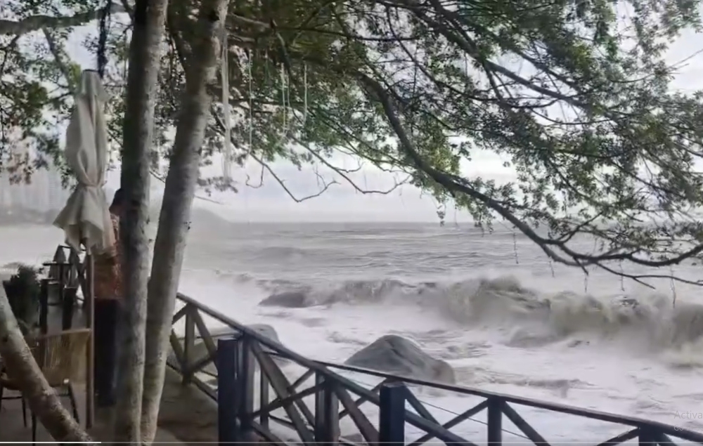 Massive waves strike Penang coast amid storms, public warned to stay ...