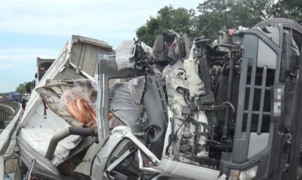 Attendant killed as lorry skids, crashes into broken-down truck on East ...