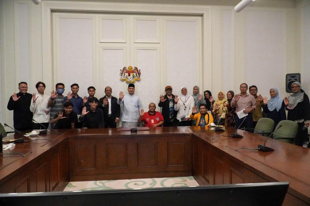 PM Anwar contributes financial aid to 18 people in need | Malay Mail