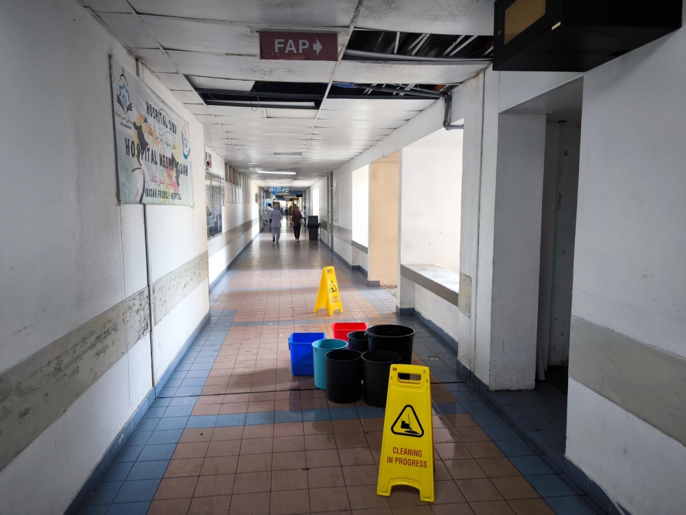 Sibu Hospital struggles with condensation, mould grows amid ceiling ...