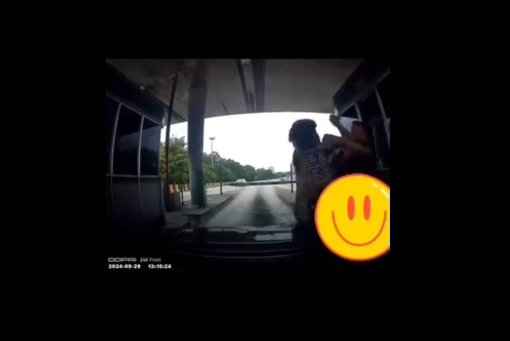 Johor toll booth brawl: Man trades blows with collector at Perling toll ...