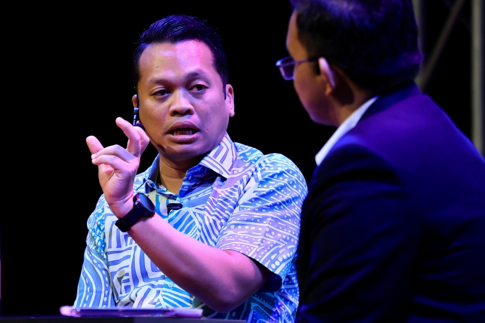 Nik Nazmi: Positive response to plastic pollution charges, more ...