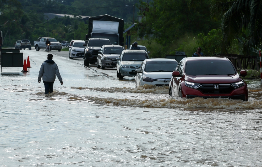 Navigating flash floods: Malay Mail’s top tips for safe driving | Malay ...