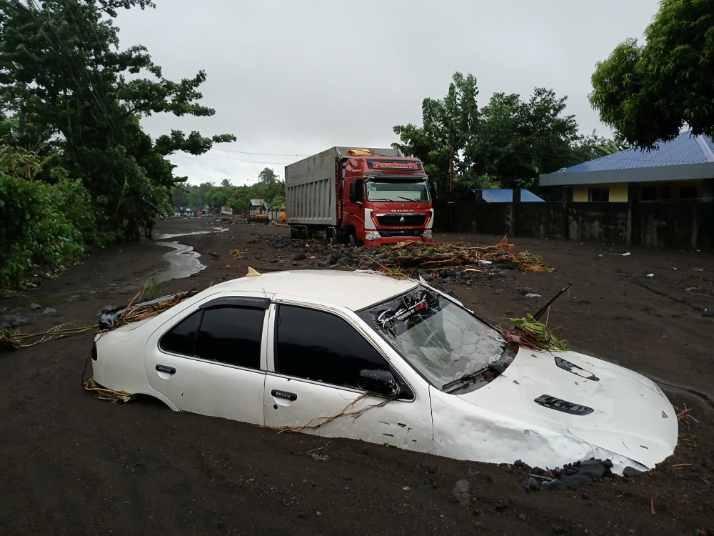 RMAF successfully provides relief to typhoon-hit Bicol region ...