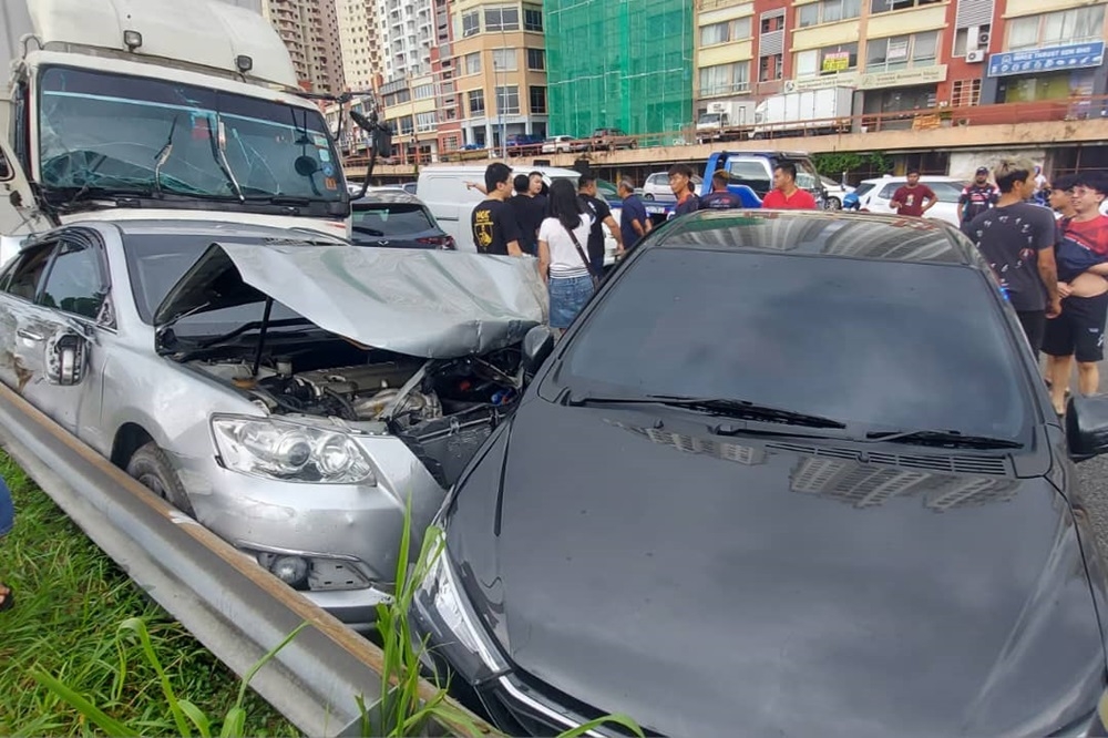 Lorry crashes into 11 cars, motorcycle on MRR2, injuring three, says ...